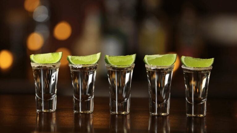 16 AWESOME DRINKING GAMES WITH CUPS - Game Rules